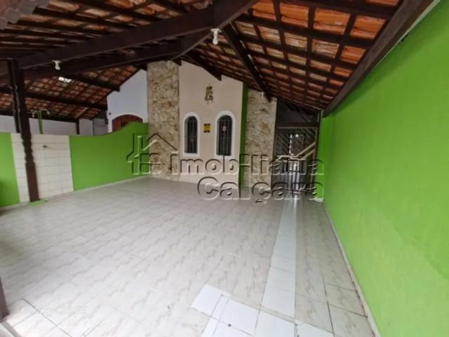 Casa com 3 Quartos e 3 banheiros à Venda, 162 m² por R$ 370.000