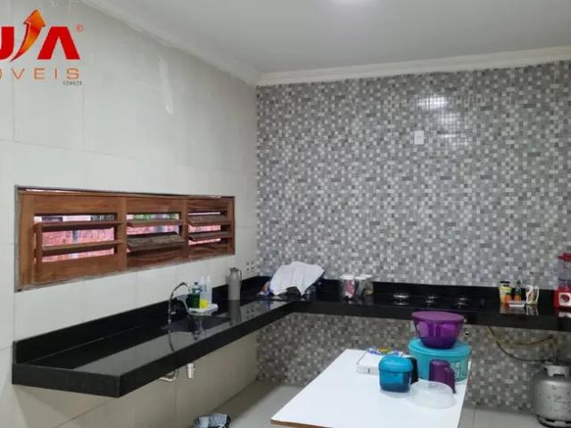 Casa com 3 Quartos e 3 banheiros à Venda, 170 m² por R$ 300.000