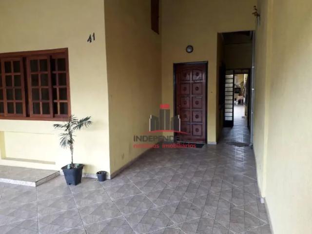 Casa com 3 Quartos e 3 banheiros à Venda, 175 m² por R$ 530.000