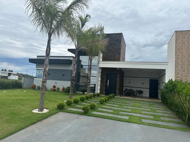 Casa com 3 Quartos e 3 banheiros à Venda, 175 m² por R$ 899.000