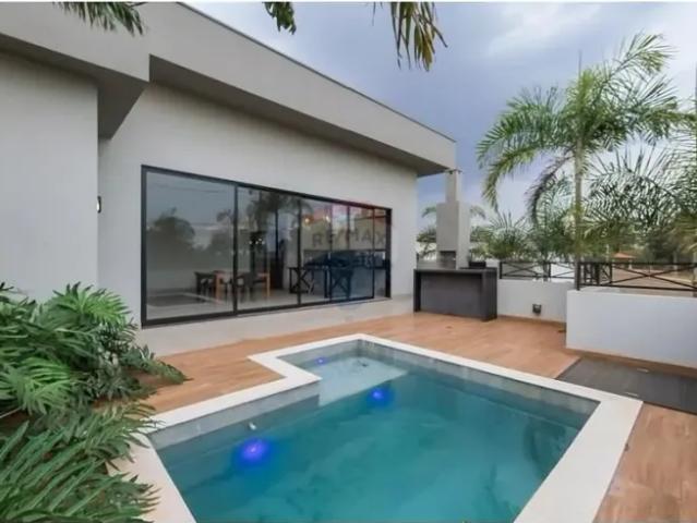 Casa com 3 Quartos e 3 banheiros à Venda, 184 m² por R$ 930.000