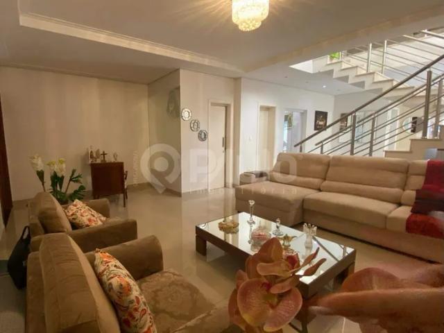 Casa com 3 Quartos e 3 banheiros à Venda, 195 m² por R$ 742.000