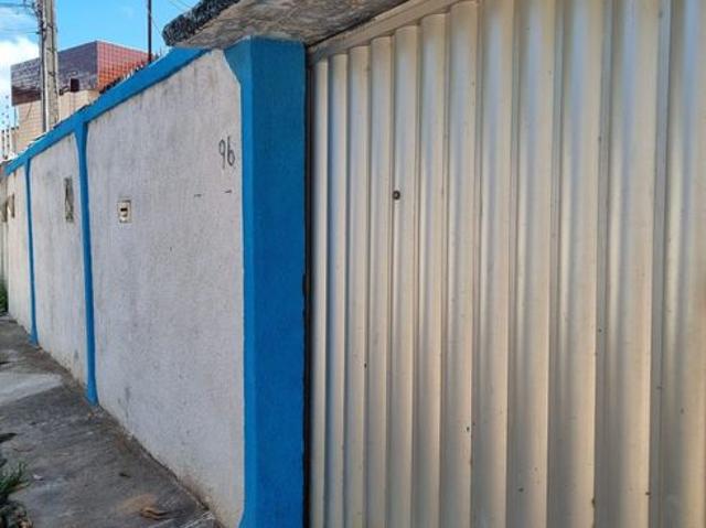 Casa com 3 Quartos e 3 banheiros à Venda, 100 m² por R$ 180.000