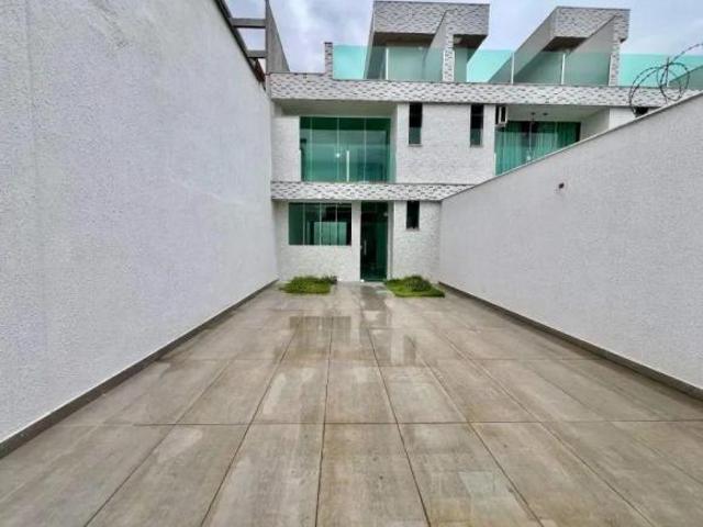 Casa com 3 Quartos e 3 banheiros à Venda, 105 m² por R$ 889.000