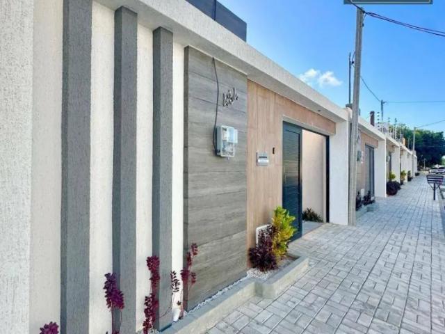 Casa com 3 Quartos e 3 banheiros à Venda, 108 m² por R$ 438.000