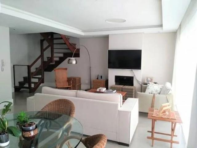 Casa com 3 Quartos e 3 banheiros à Venda, 122 m² por R$ 290.000