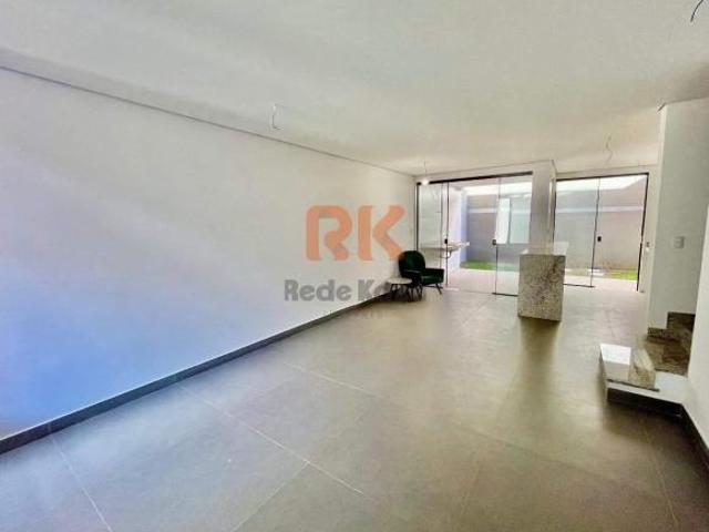 Casa com 3 Quartos e 3 banheiros à Venda, 127 m² por R$ 890.000