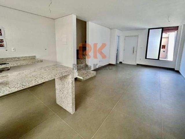 Casa com 3 Quartos e 3 banheiros à Venda, 127 m² por R$ 890.000