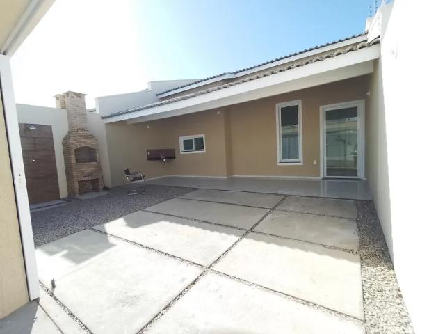 Casa com 3 Quartos e 3 banheiros à Venda, 135 m² por R$ 405.000