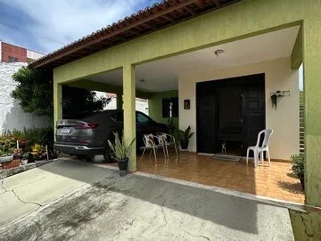Casa com 3 Quartos e 3 banheiros à Venda, 240 m² por R$ 329.999