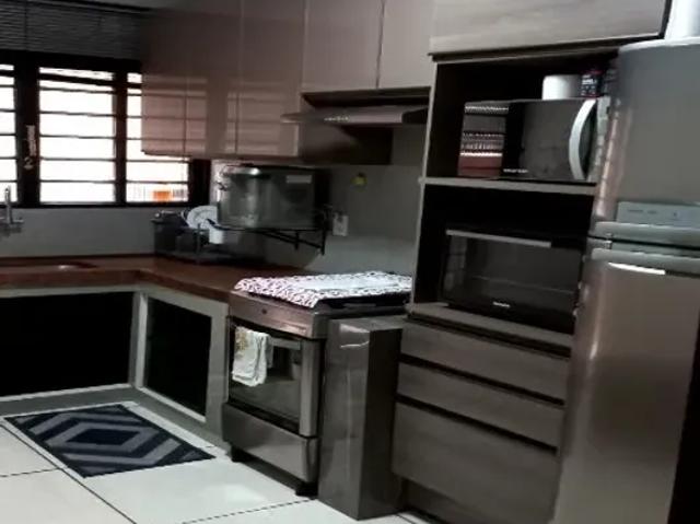 Casa com 3 Quartos e 3 banheiros à Venda, 242 m² por R$ 480.000