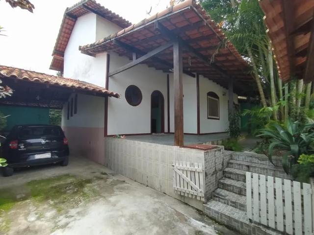 Casa com 3 Quartos e 3 banheiros à Venda, 244 m² por R$ 325.000