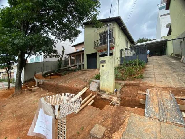 Casa com 3 Quartos e 3 banheiros à Venda, 250 m² por R$ 1.300.000