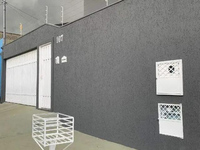 Casa com 3 Quartos e 3 banheiros à Venda, 250 m² por R$ 490.000