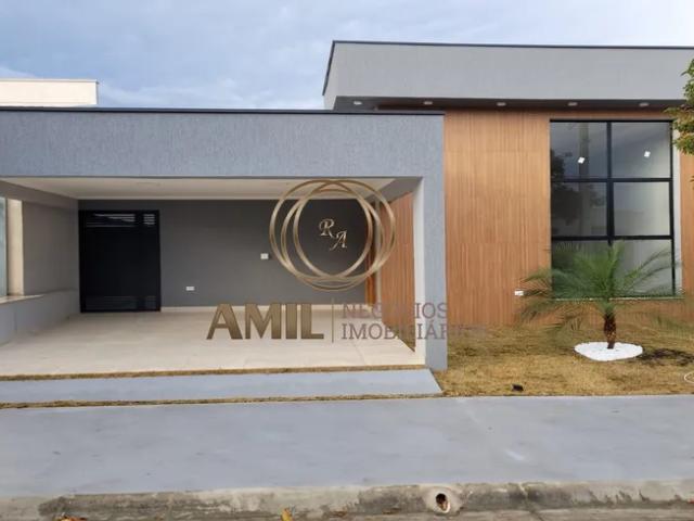Casa com 3 Quartos e 3 banheiros à Venda, 250 m² por R$ 842.000