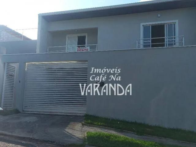 Casa com 3 Quartos e 3 banheiros à Venda, 250 m² por R$ 895.000