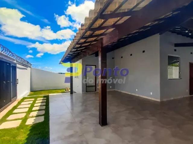 Casa com 3 Quartos e 3 banheiros à Venda, 255 m² por R$ 770.000