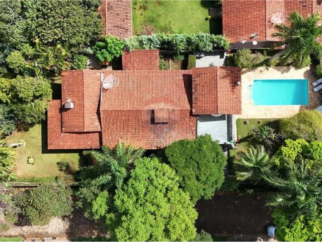 Casa com 3 Quartos e 3 banheiros à Venda, 297 m² por R$ 848.000