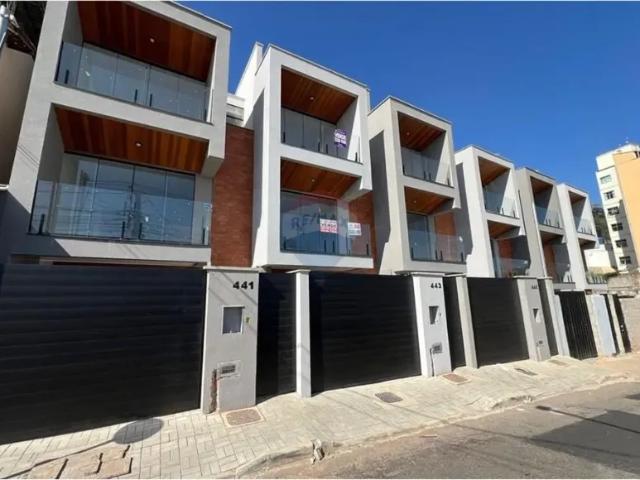 Casa com 3 Quartos e 3 banheiros à Venda, 200 m² por R$ 839.000