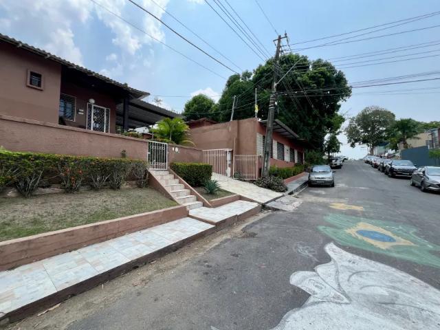 Casa com 3 Quartos e 3 banheiros à Venda, 212 m² por R$ 1.200.000