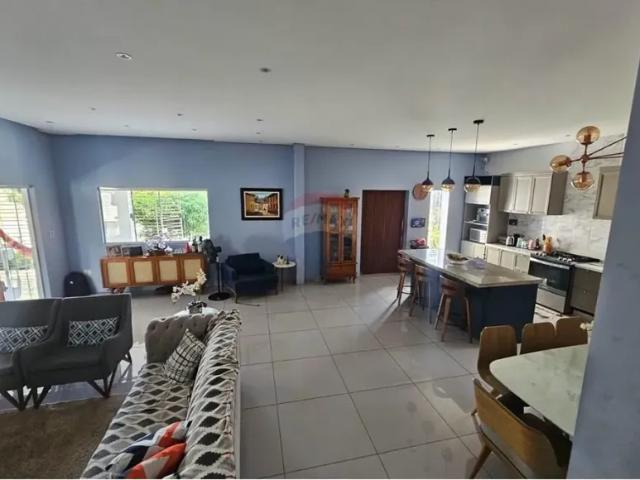 Casa com 3 Quartos e 3 banheiros à Venda, 214 m² por R$ 970.000