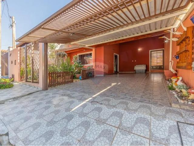 Casa com 3 Quartos e 3 banheiros à Venda, 224 m² por R$ 859.000