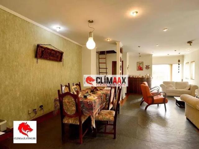 Casa com 3 Quartos e 3 banheiros à Venda, 229 m² por R$ 1.900.000