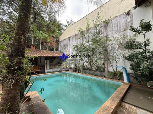 Casa com 3 Quartos e 3 banheiros à Venda, 231 m² por R$ 750.000
