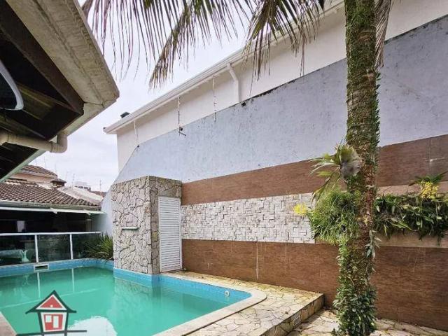 Casa com 3 Quartos e 3 banheiros à Venda, 360 m² por R$ 2.545.000