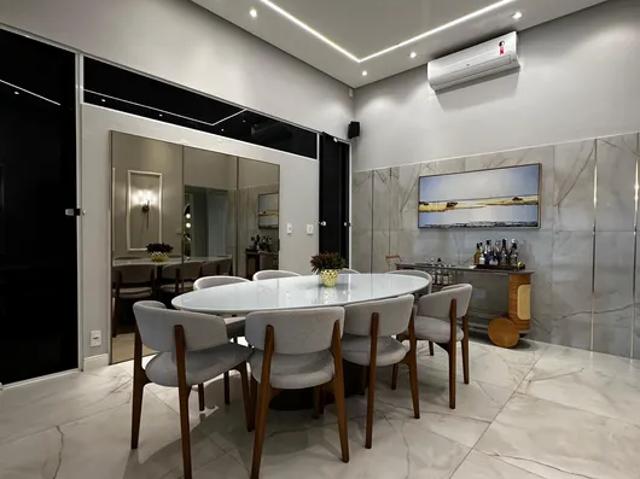Casa com 3 Quartos e 3 banheiros à Venda, 300 m² por R$ 1.899.000