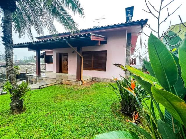 Casa com 3 Quartos e 3 banheiros à Venda, 330 m² por R$ 1.500.000