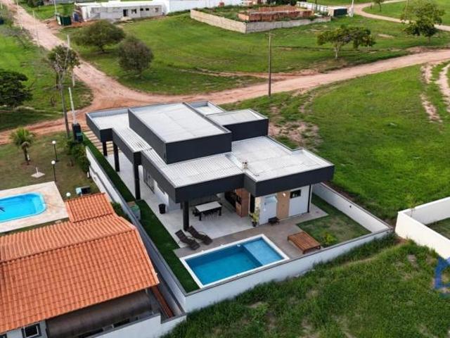 Casa com 3 Quartos e 3 banheiros à Venda, 450 m² por R$ 900.000 Cód. ch2594
