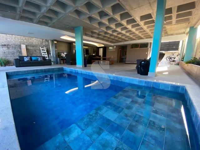 Casa com 3 Quartos e 3 banheiros à Venda, 400 m² por R$ 2.490.000