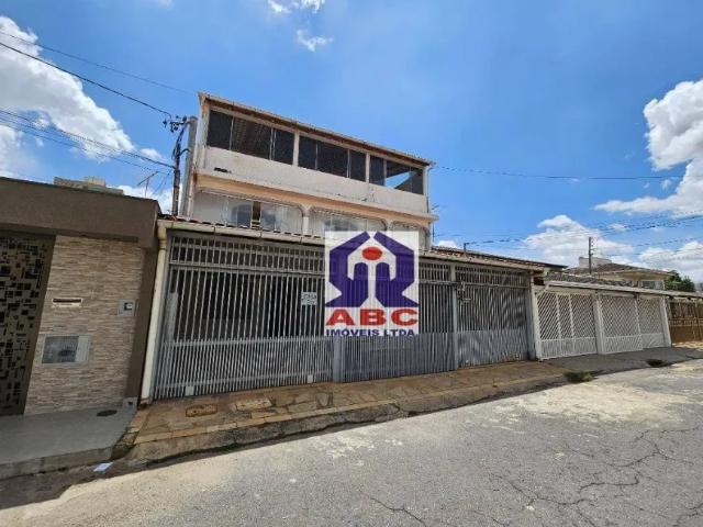 Casa com 3 Quartos e 3 banheiros para Alugar, 180 m² por R$ 2.900/Mês