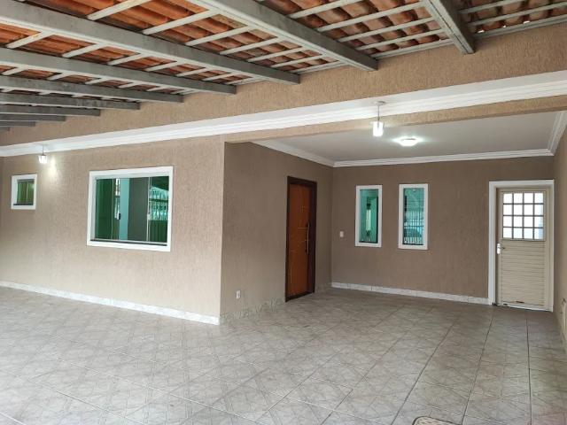 Casa com 3 Quartos e 3 banheiros para Alugar, 200 m² por R$ 4.200/Mês