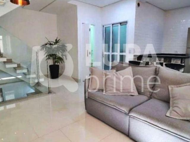 CASA COM 3 QUARTOS E 3 VAGAS DE GARAGEM À VENDA NA VILA NOVA MAZZEI
