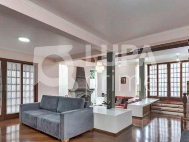 CASA COM 3 QUARTOS E 3 VAGAS DE GARAGEM À VENDA NO HORTO FLORESTAL