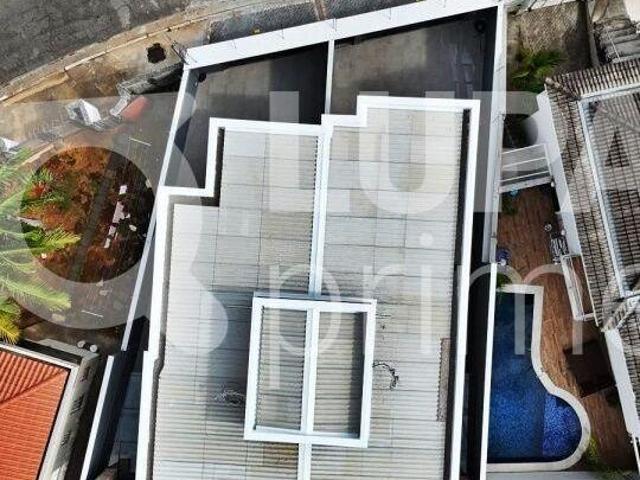 CASA COM 3 QUARTOS E 3 VAGAS DE GARAGEM À VENDA NO JARDIM GUAPIRA