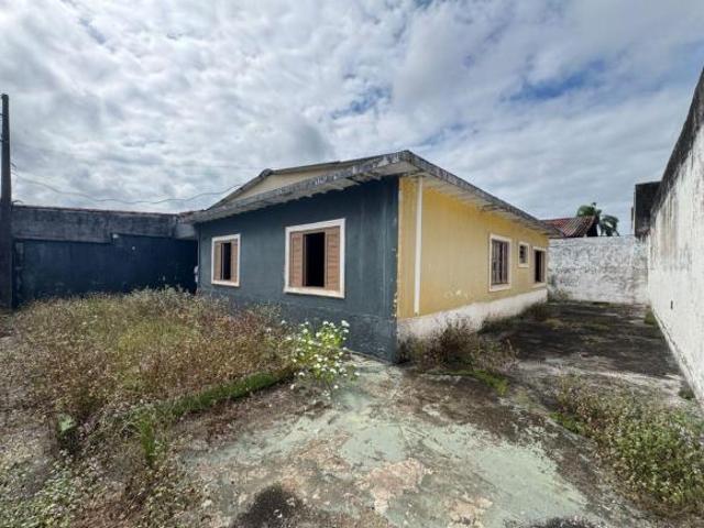Casa com 3 quartos e espaço para piscina em Peruíbe