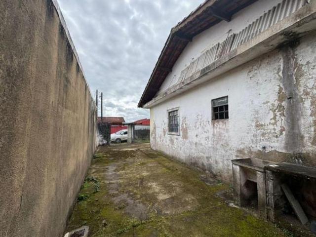 Casa com 3 quartos e espaço para piscina em Peruíbe
