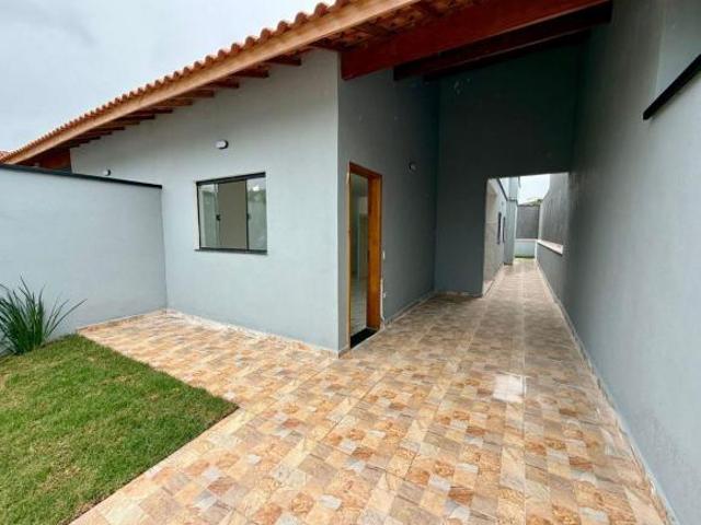 Casa com 3 quartos e espaço para piscina em Peruíbe