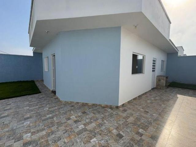 Casa com 3 quartos e espaço para piscina em Peruíbe