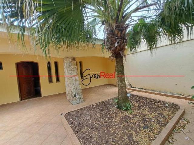 Casa com 3 Quartos e Piscina na Vila Suiça, Indaiatuba SP: 450m², 1 Suite, 2 Salas e 6 Vagas!
