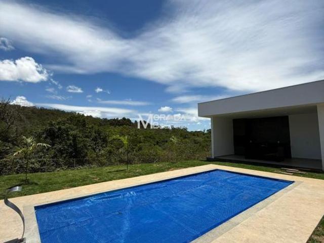 Casa com 3 quartos e piscina no condomínioVale do Luar