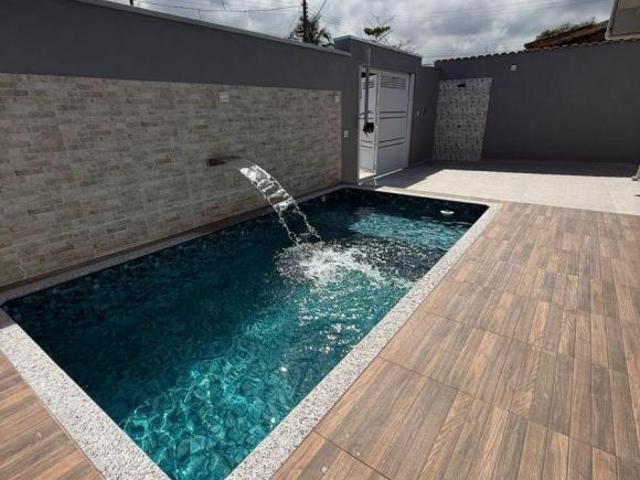 Casa com 3 quartos e piscina em Mongaguá