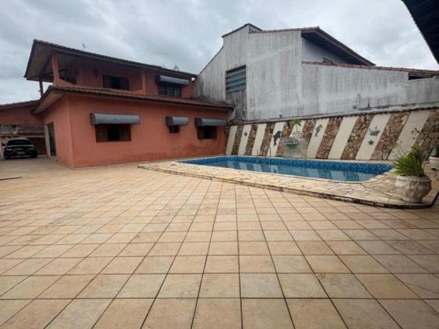 Casa com 3 quartos e piscina em Peruíbe