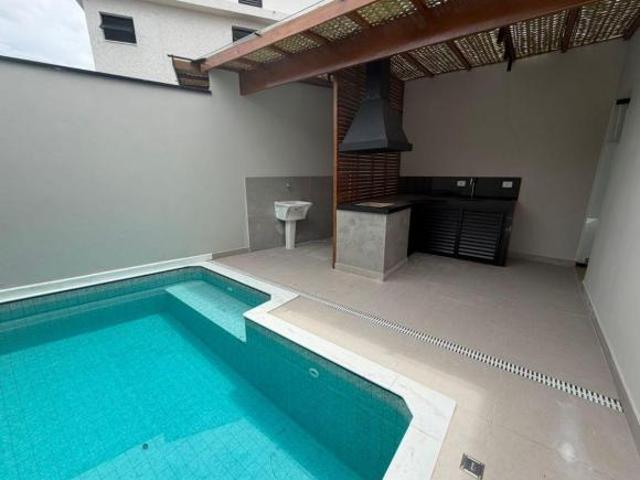 Casa com 3 quartos e piscina em Peruíbe
