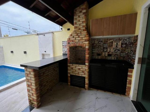 Casa com 3 quartos e piscina em Peruíbe