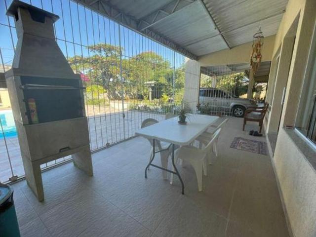 Casa com 3 quartos e piscina em Peruíbe