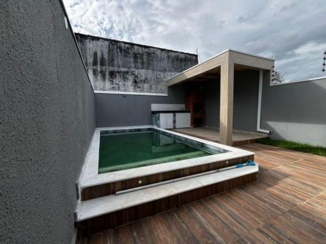 Casa com 3 quartos e piscina em Peruíbe